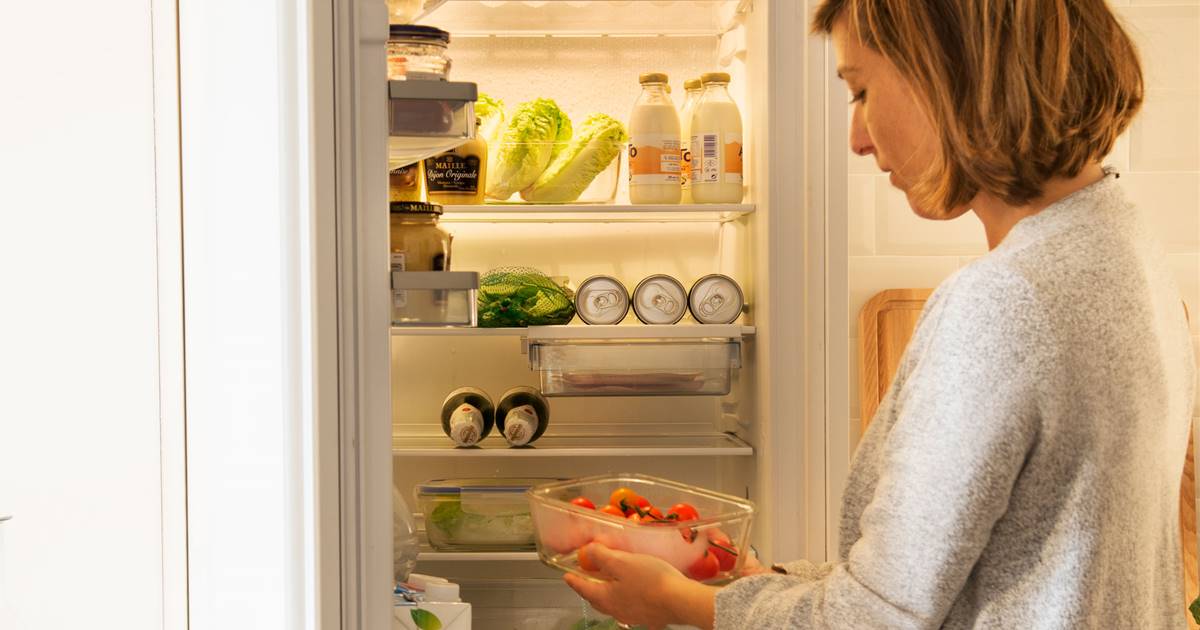 ¿Qué alimentos debes guardar en la nevera y cuáles no?