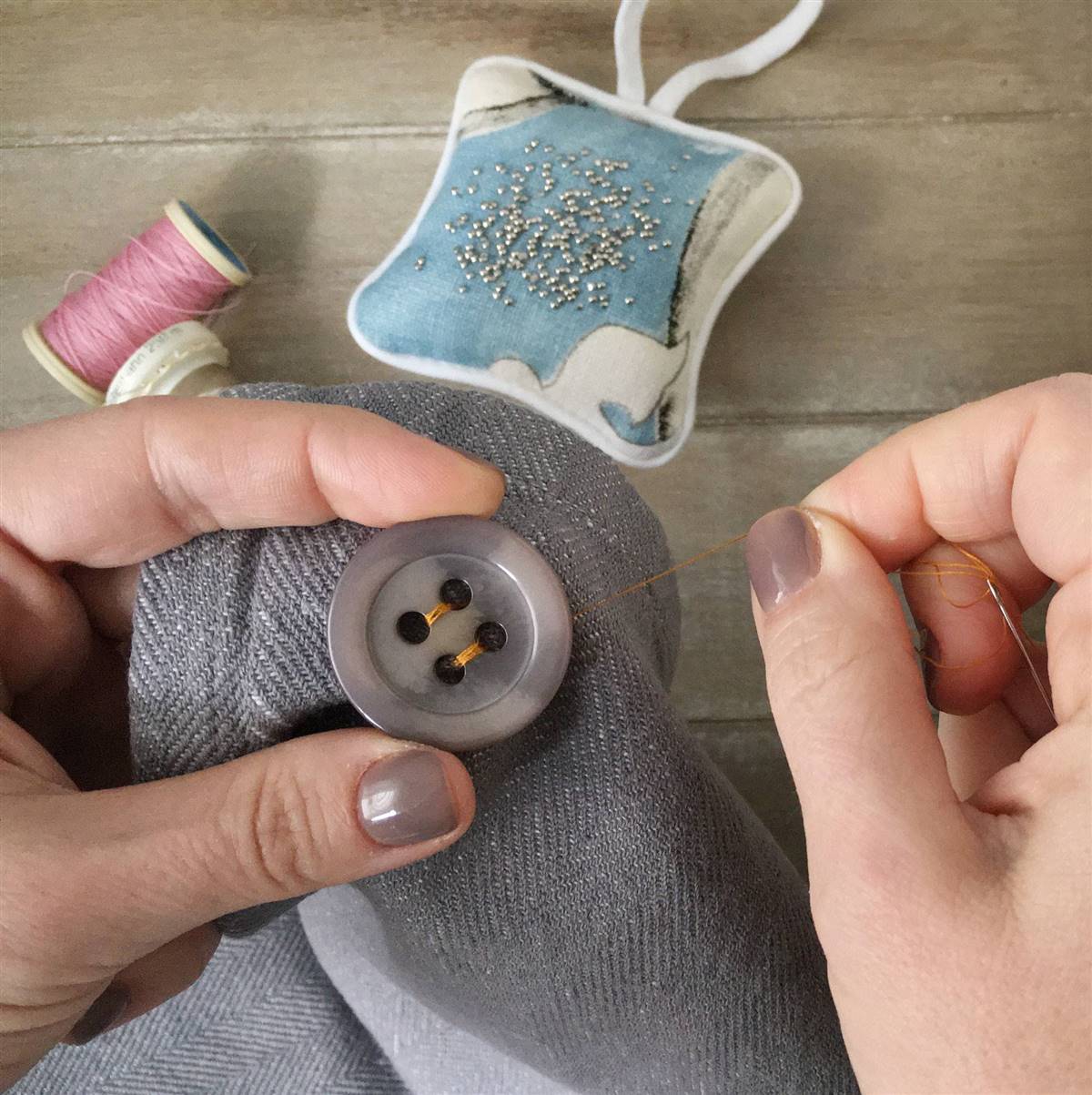 Cómo coser un botón paso a paso