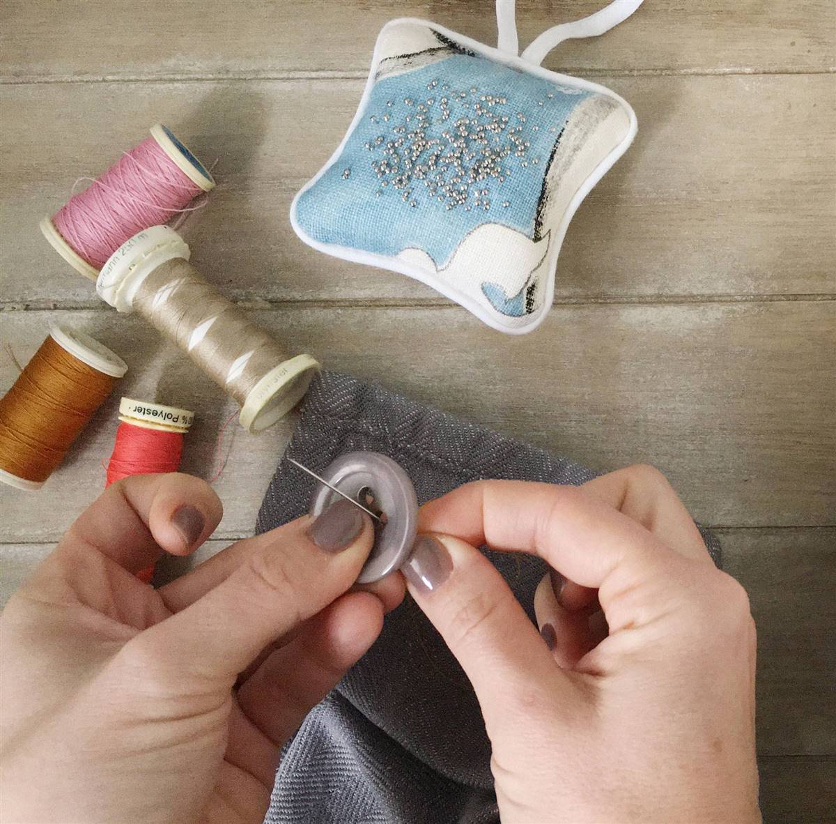 Cómo coser un botón paso a paso