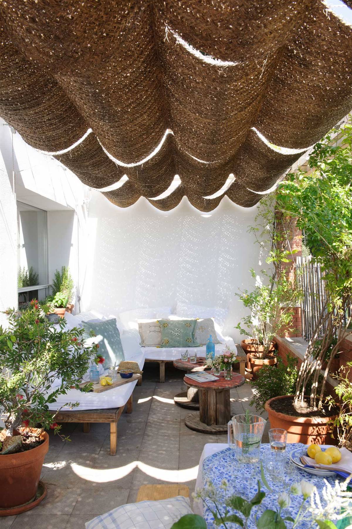 Toldos para patios: imágenes, modelos y cómo elegirlos