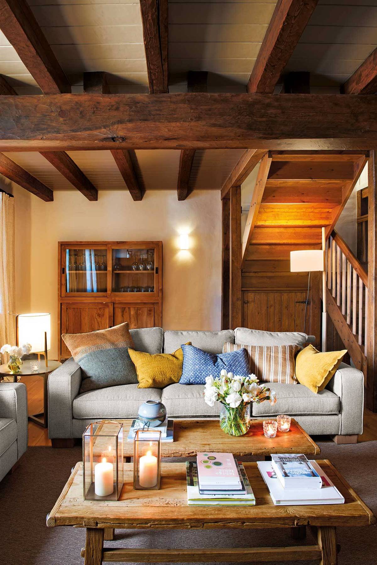Una alacena para decorar el salón: combinaciones que funcionan