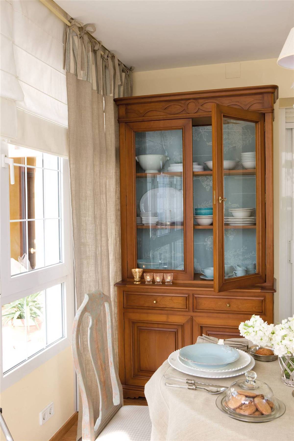 30 vitrinas decoradas con papel pintado que triunfan