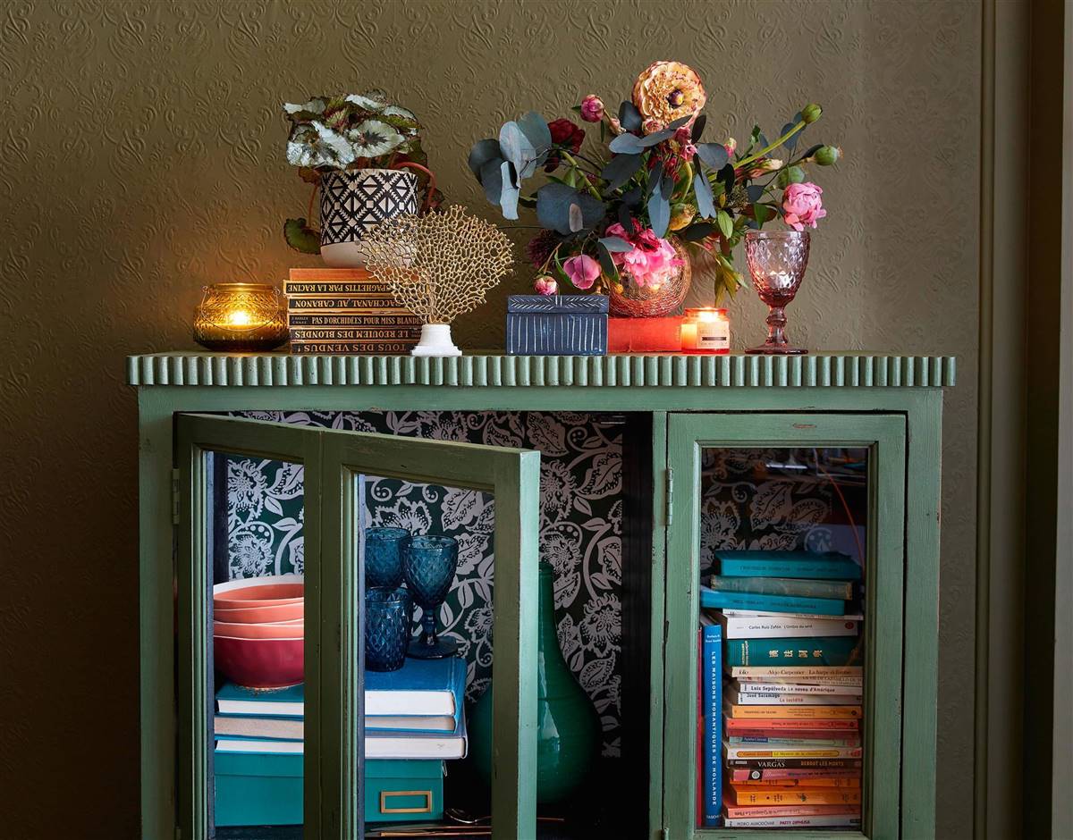 30 vitrinas decoradas con papel pintado que triunfan