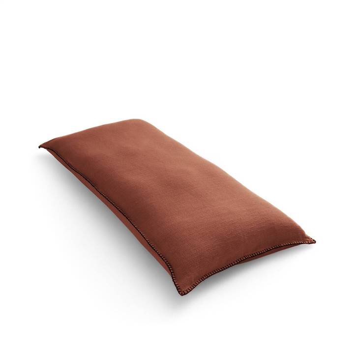 Los toppers para el sofá son la última tendencia que arrasa en decoración