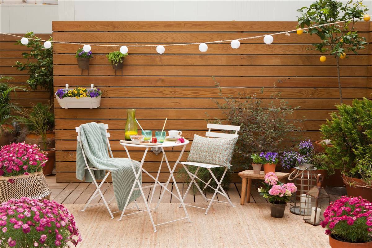 33 ideas de decoración de patios pequeños para disfrutarlos a tope