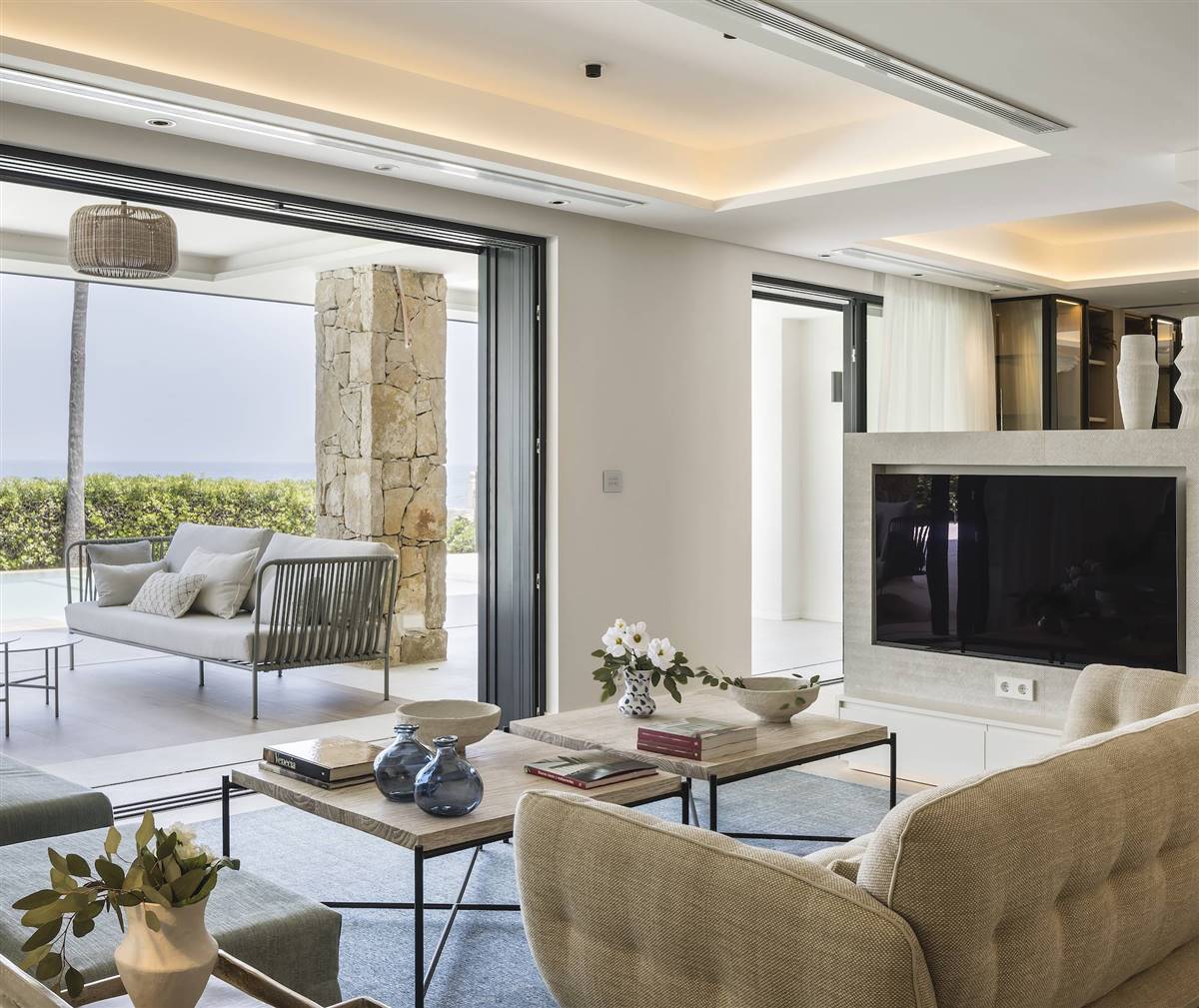 La impresionante casa de lujo con espacios abiertos y decoración cálida y natural con vistas a ...