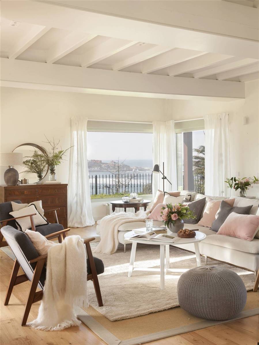 Decora el sofá con mantas para que te quede como en la revista El ...