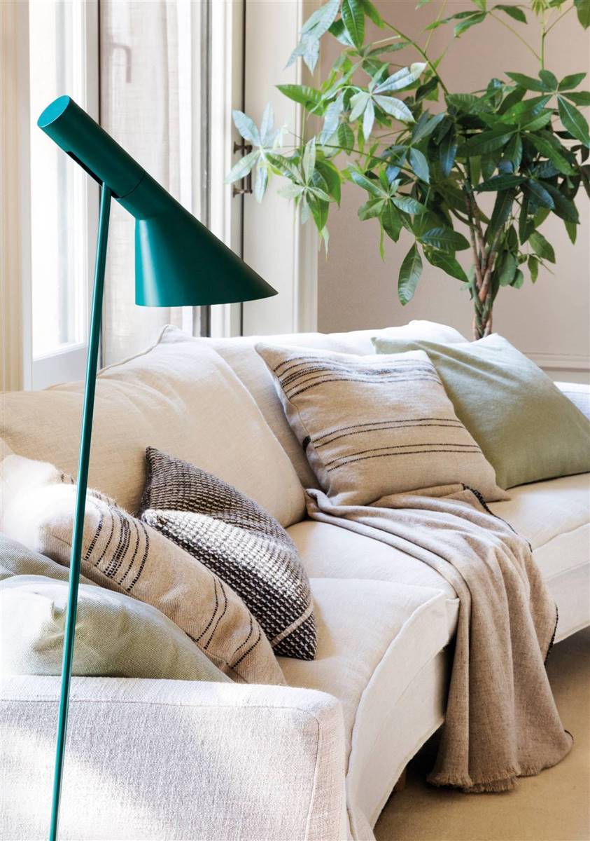 Decora el sofá con mantas para que te quede como en la revista El ...