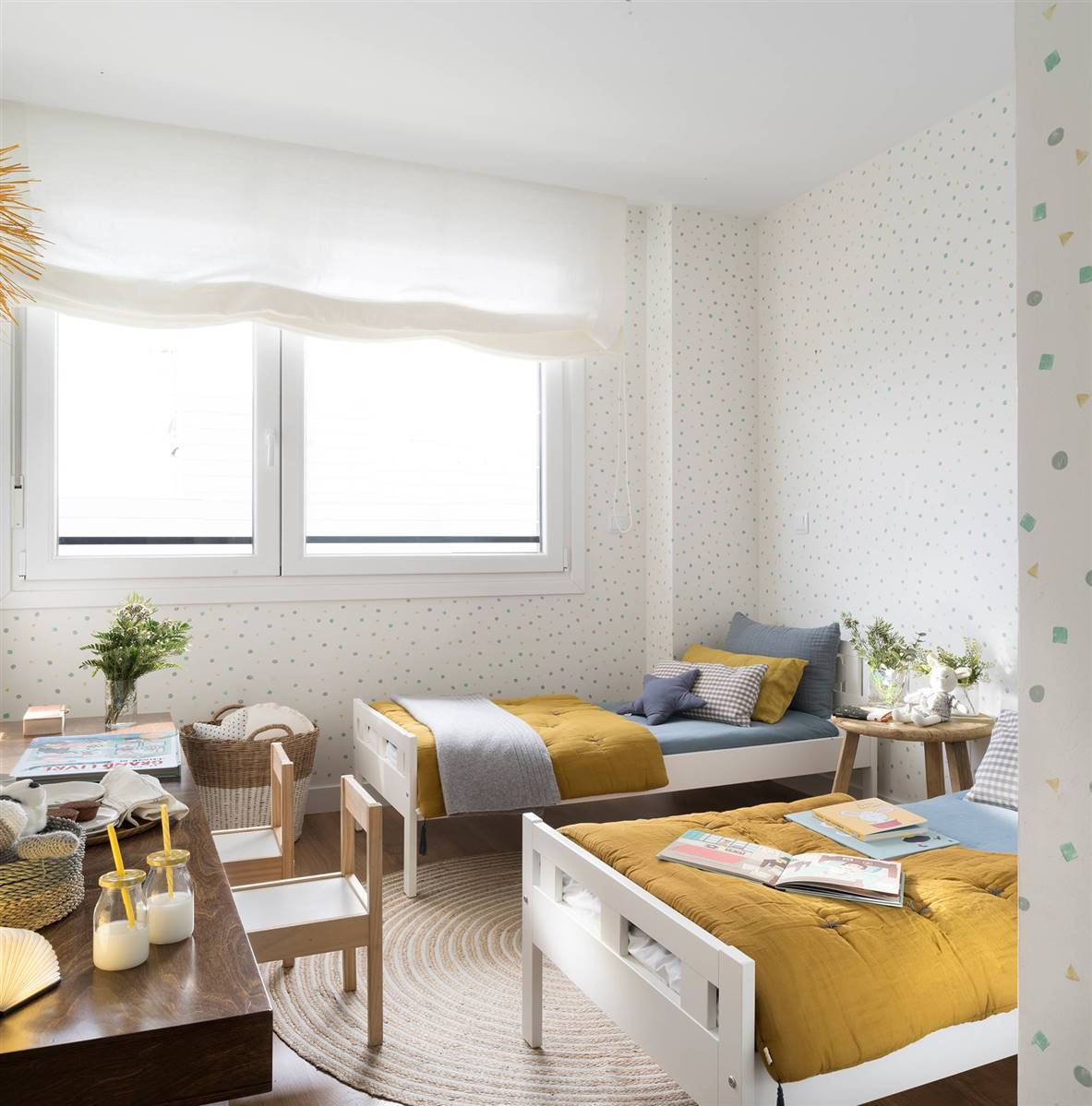 Cómo poner dos camas en una habitación pequeña