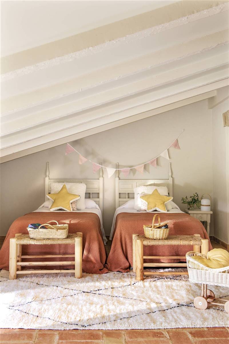 Cómo poner dos camas en una habitación pequeña