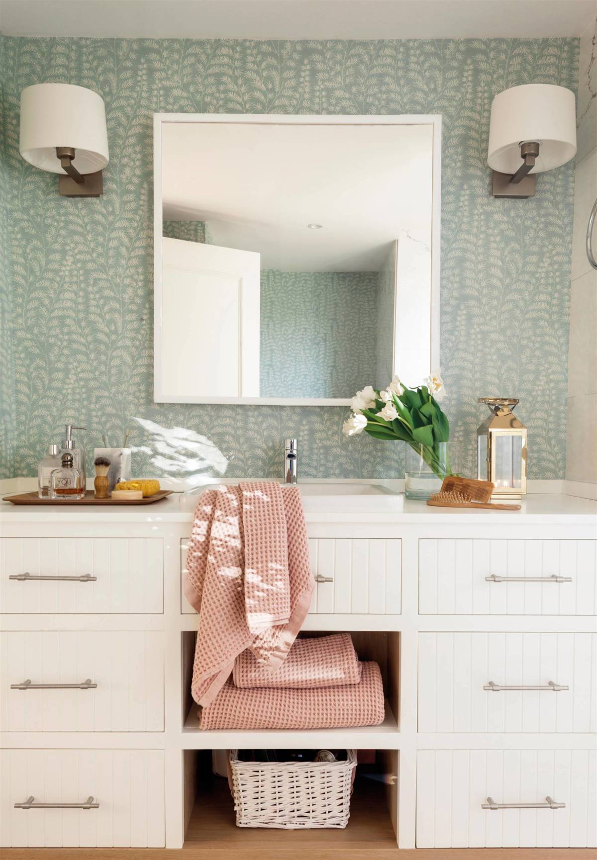 Papel pintado en el baño: 40 ejemplos para inspirarte