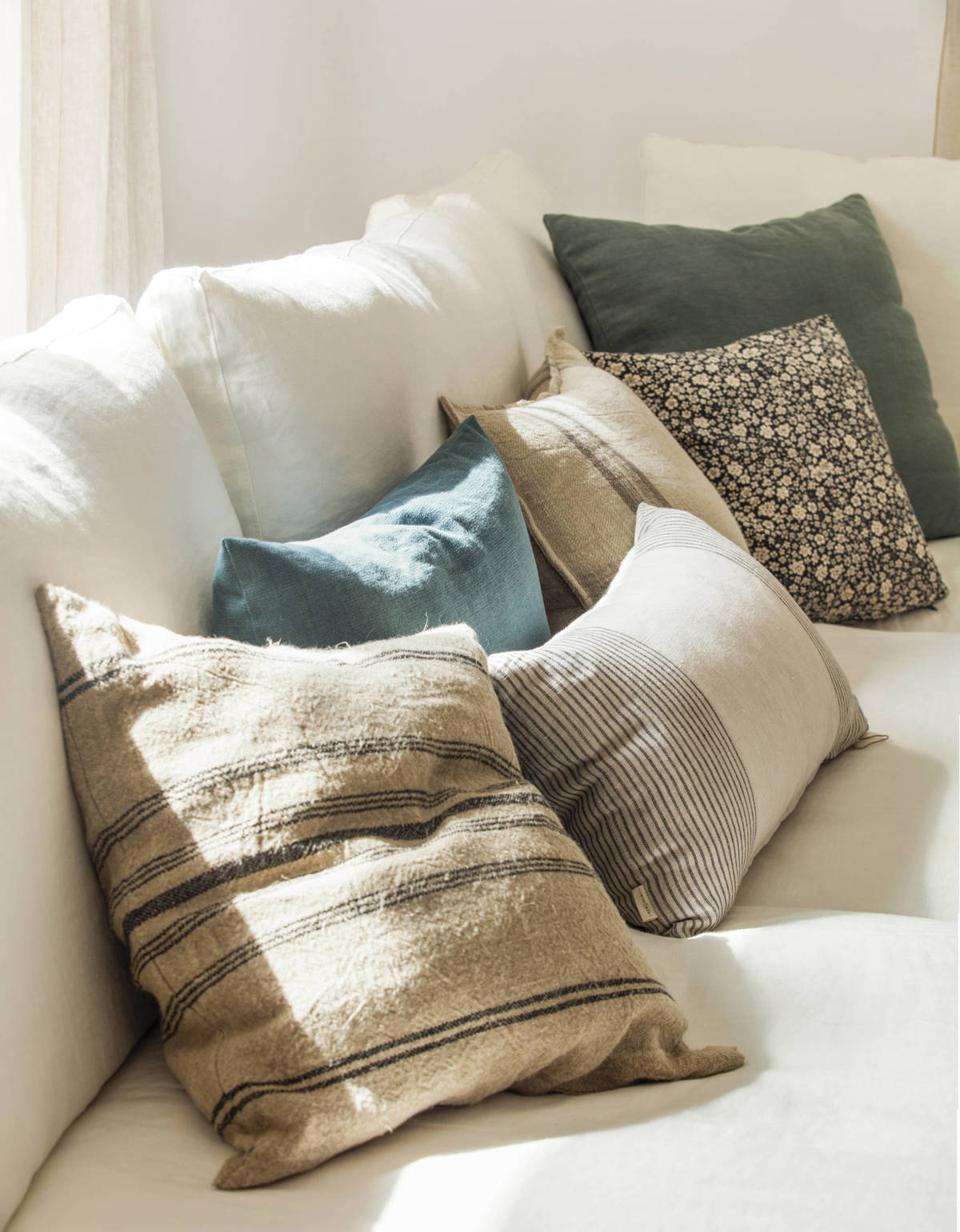 Antes y después: de salón oscuro sin espacio a salón chic y luminoso ...