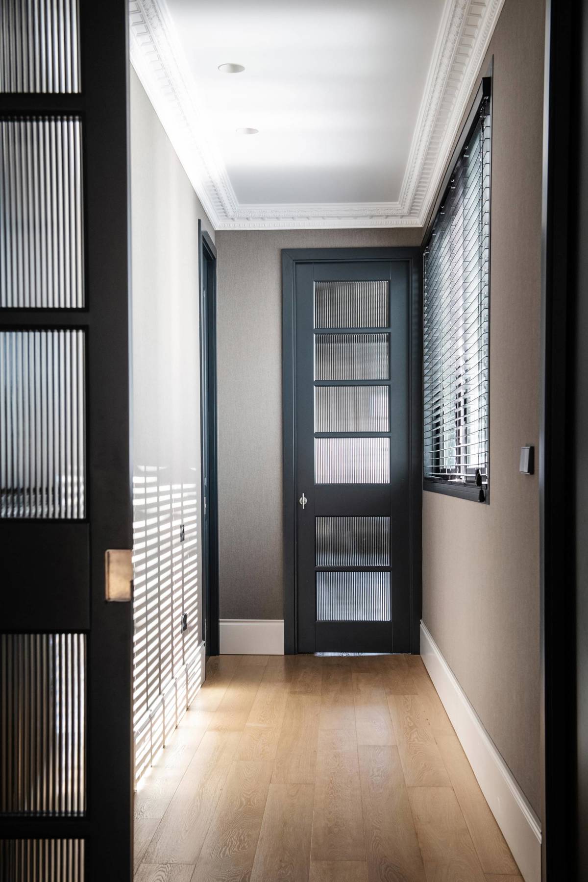 Zócalos para el pasillo o cómo terminar la pared con estilo