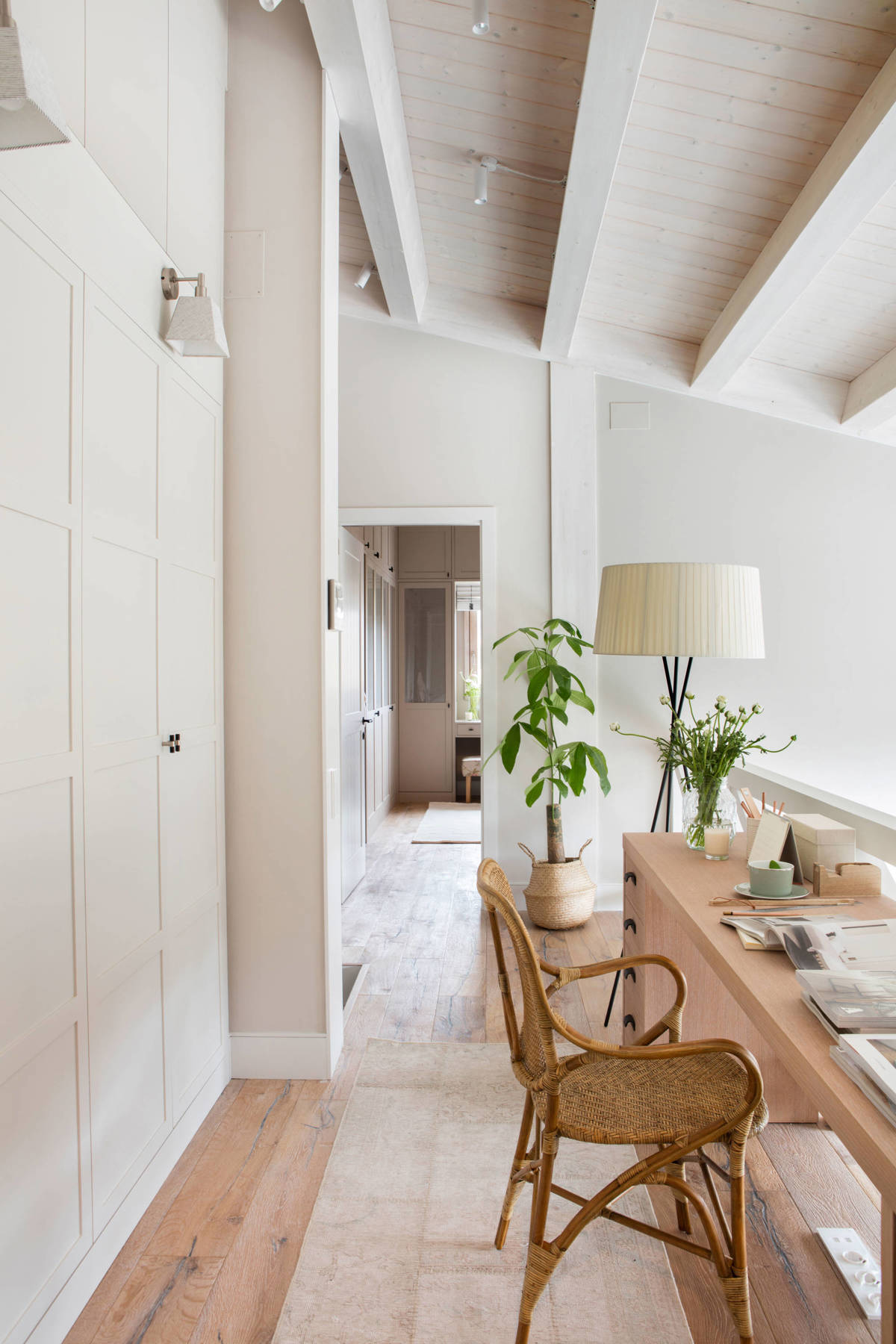 Zócalos para el pasillo o cómo terminar la pared con estilo