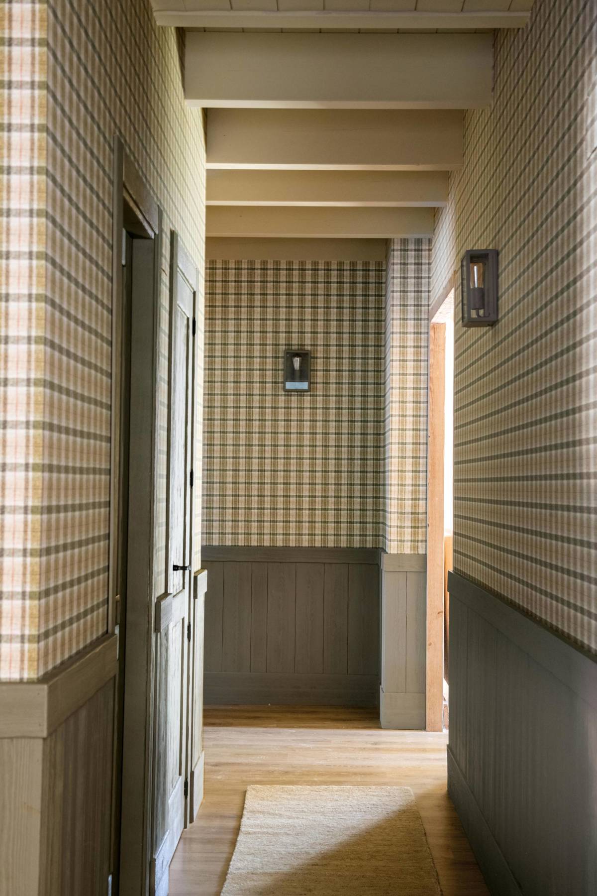 Zócalos para el pasillo o cómo terminar la pared con estilo