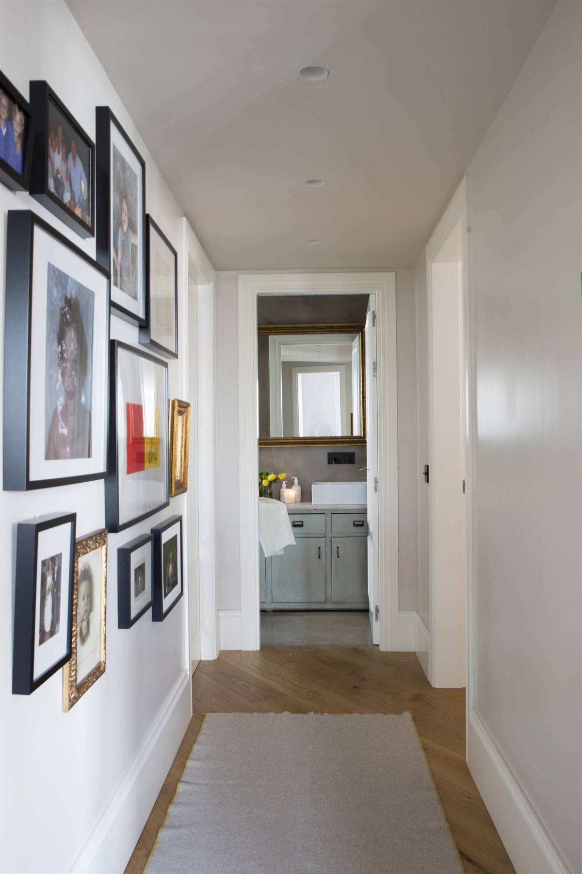 Zócalos para el pasillo o cómo terminar la pared con estilo