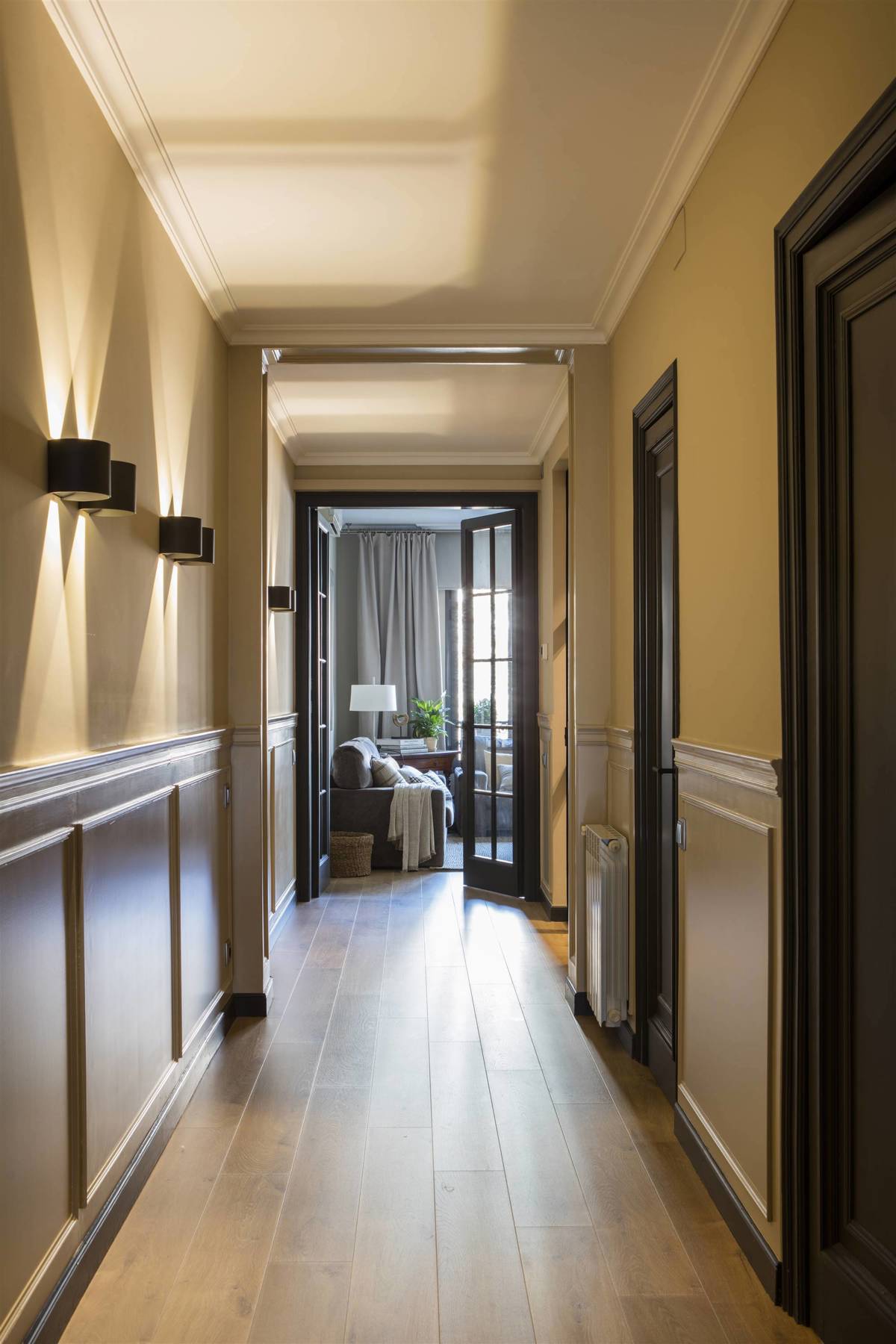 Zócalos para el pasillo o cómo terminar la pared con estilo