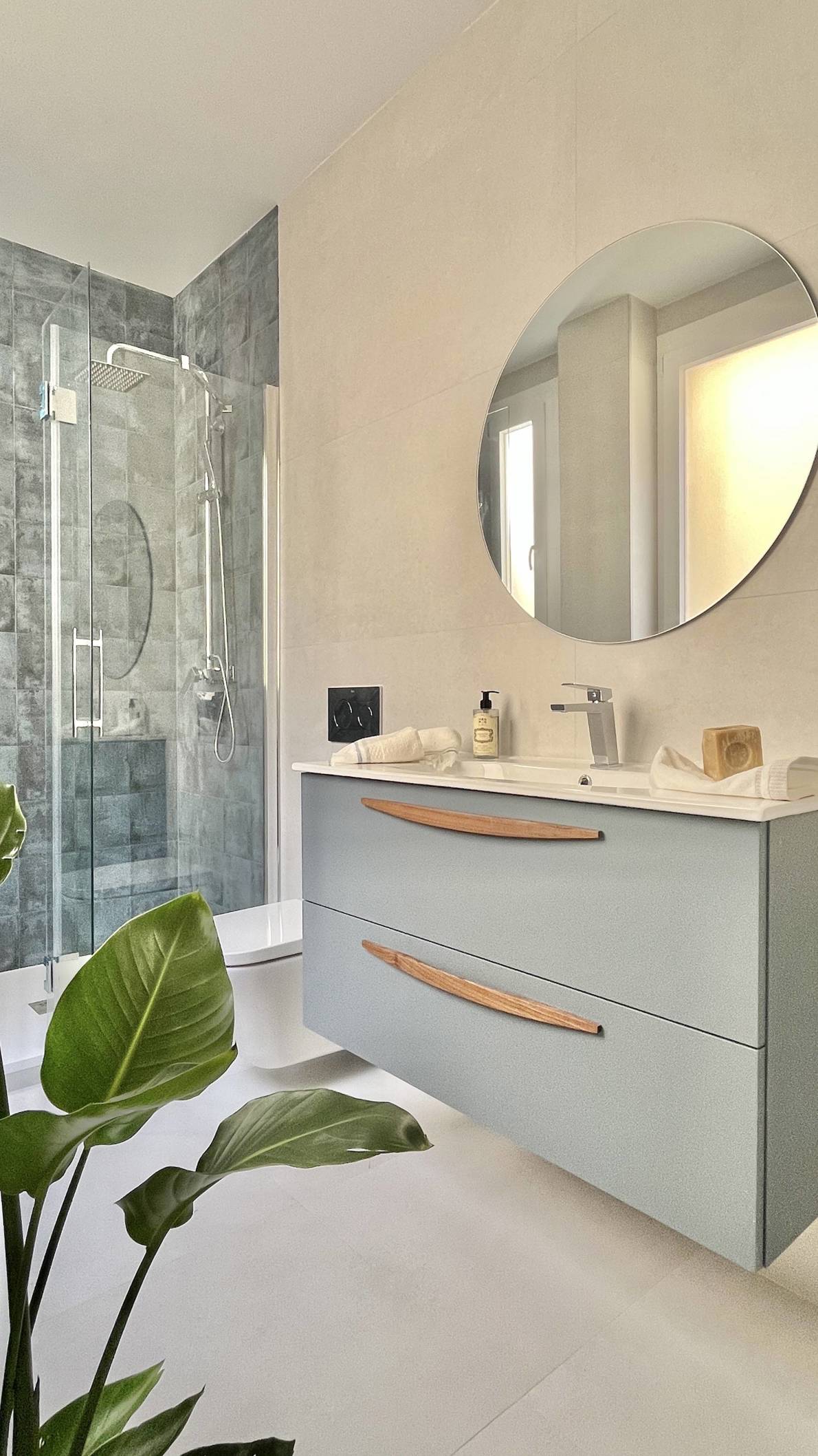 Un piso en Madrid con toques dorados y papel pintado súper glamuroso ...