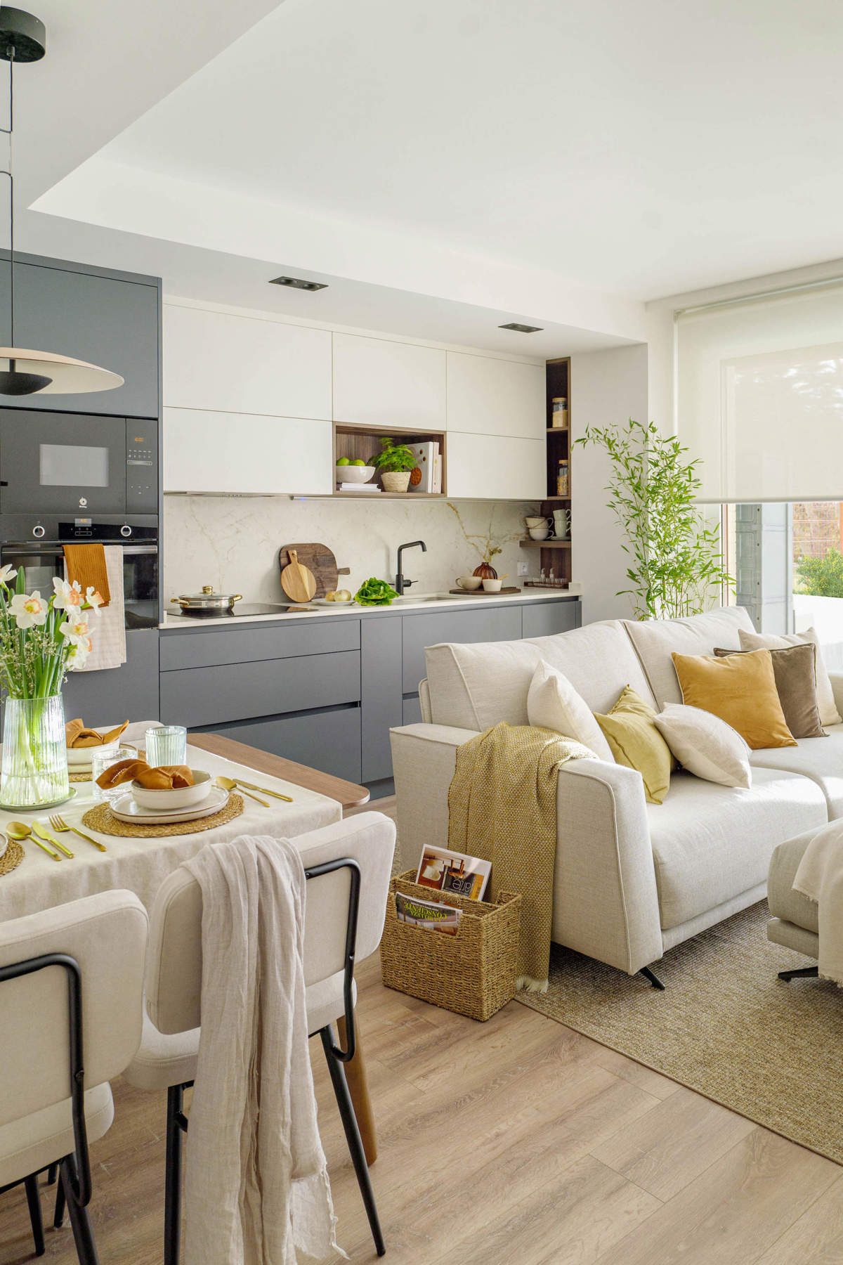 Un piso pequeño (de 40m2) sin recibidor, con cocina abierta, y lleno de ...