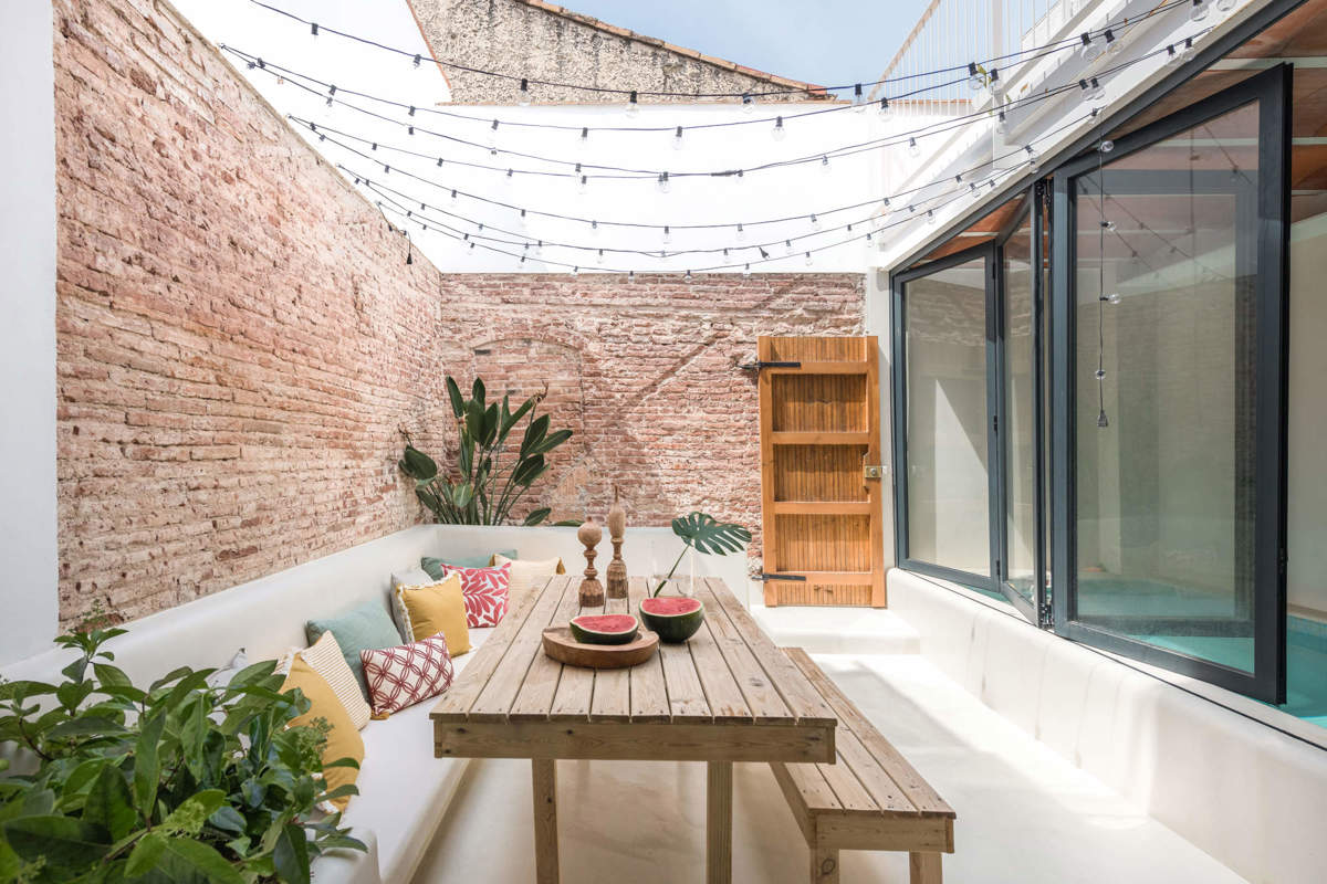 Tres plantas, dos patios, cocina abierta y una decoración boho ...