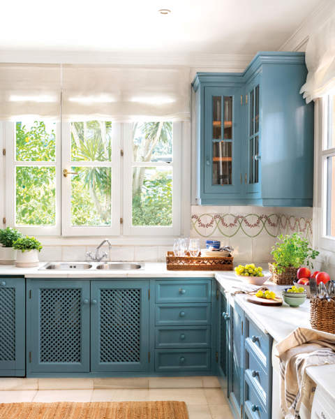 Una casa andaluza llena de encanto: su porche lleno de plantas, la ...