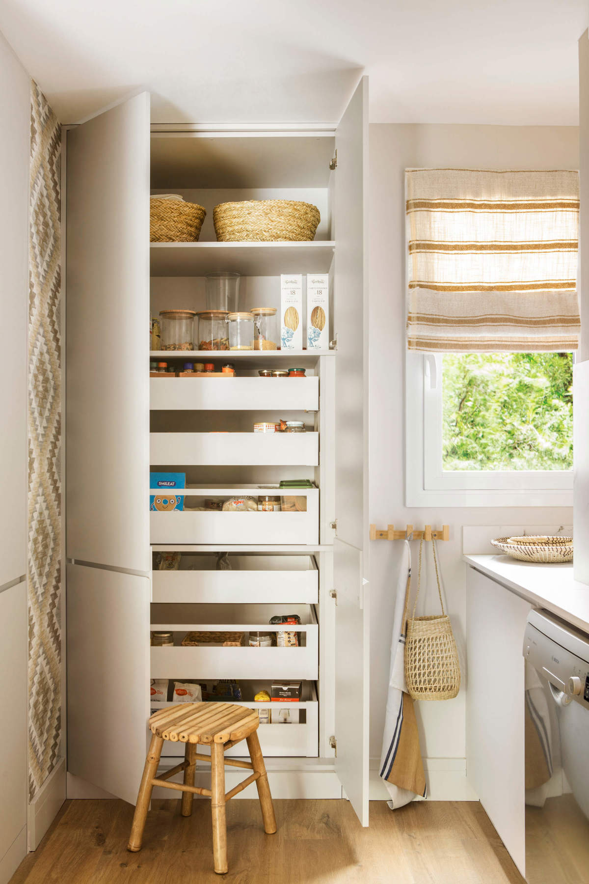 10 despensas con estilo que te inspirarán si quieres tener una en tu cocina