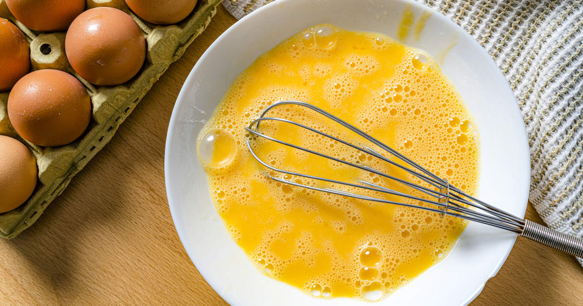 Lo estás haciendo mal: esta es la mejor forma de batir huevos según un ...