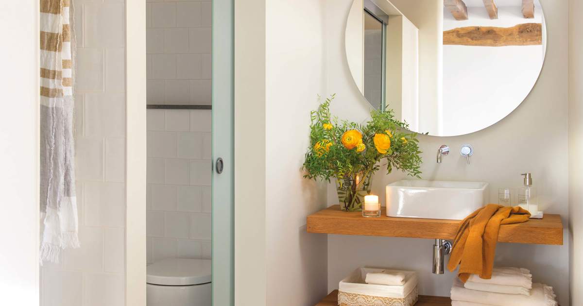 12 baños pequeños llenos de ideas: muebles volados, paredes de cristal ...