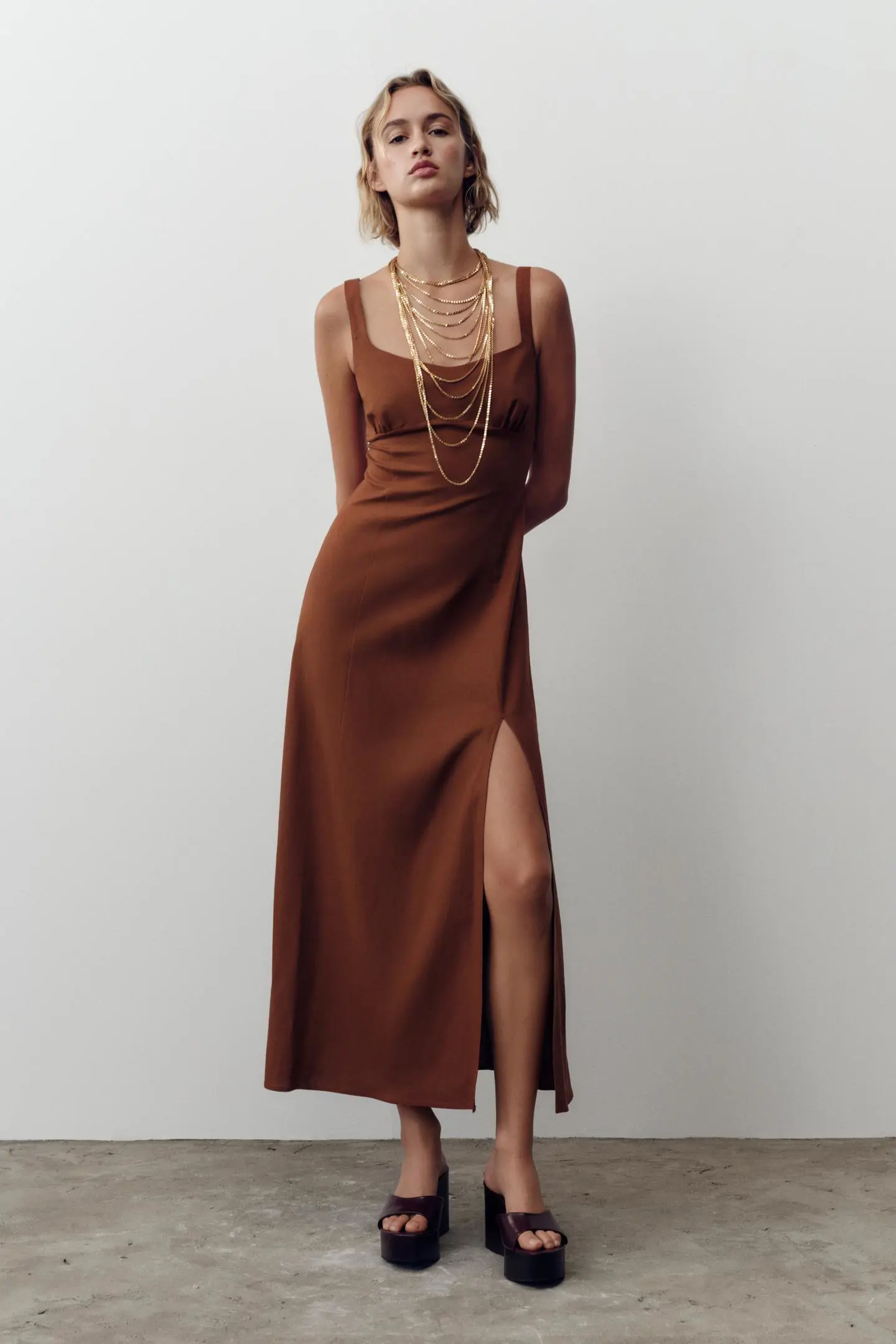 Si tuviera 60 compraría estos vestidos de lino de Zara porque no paran ...