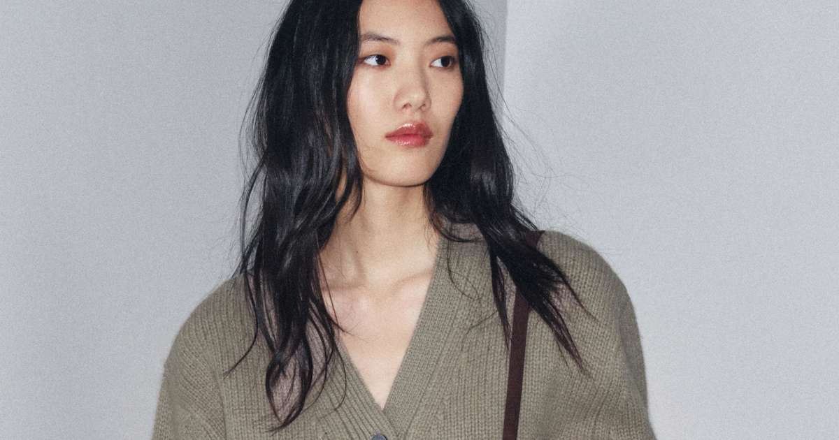 Acaba de llegar a Zara la chaquetita larga en el color de moda de 2025: calentita, elegante y ...