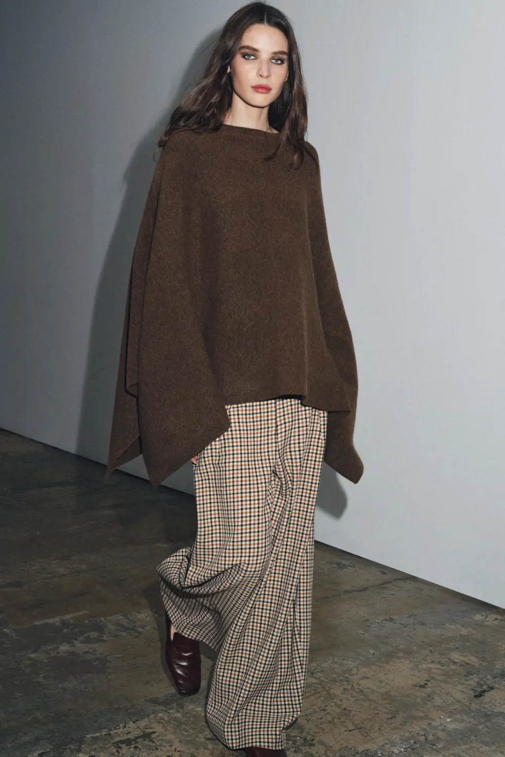 Adiós abrigos de paño: hoy ha llegado a Zara la capa de punto perfecta ...