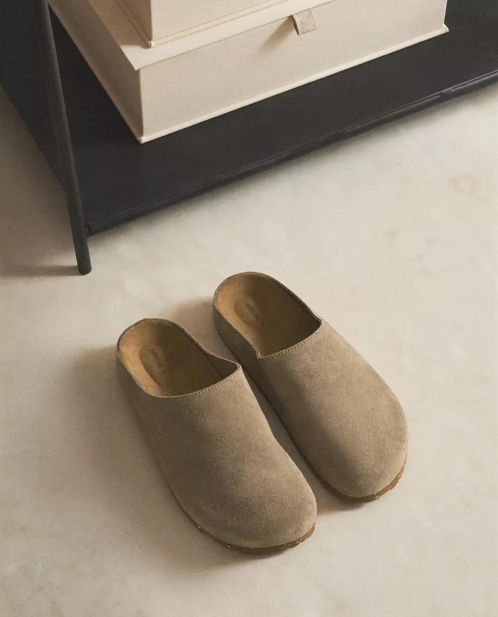 Zara Home se apunta a la tendencia de los zuecos tipo Birkenstock y ...