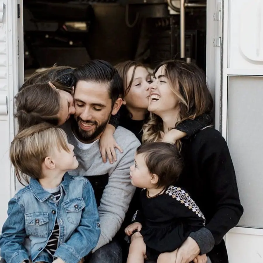 Una pareja con 4 hijos transforma un autobús escolar destartalado en una casa de ensueño sobre ...