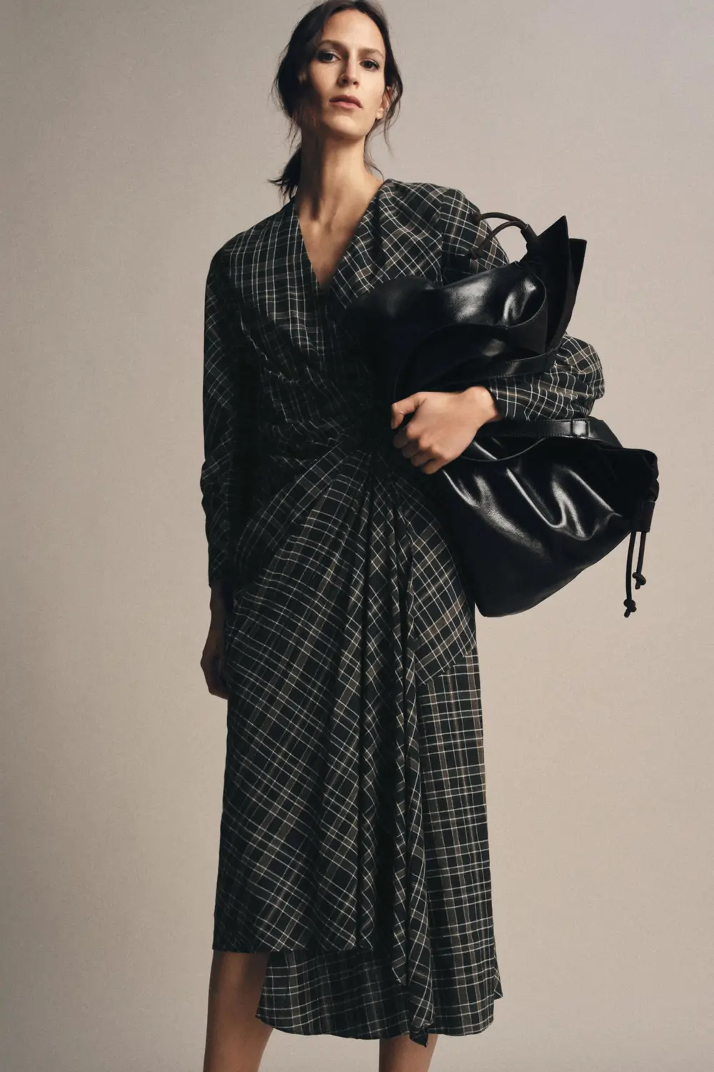 Hoy ha llegado a Zara el vestido a cuadros con detalles románticos que combinaremos con botas altas