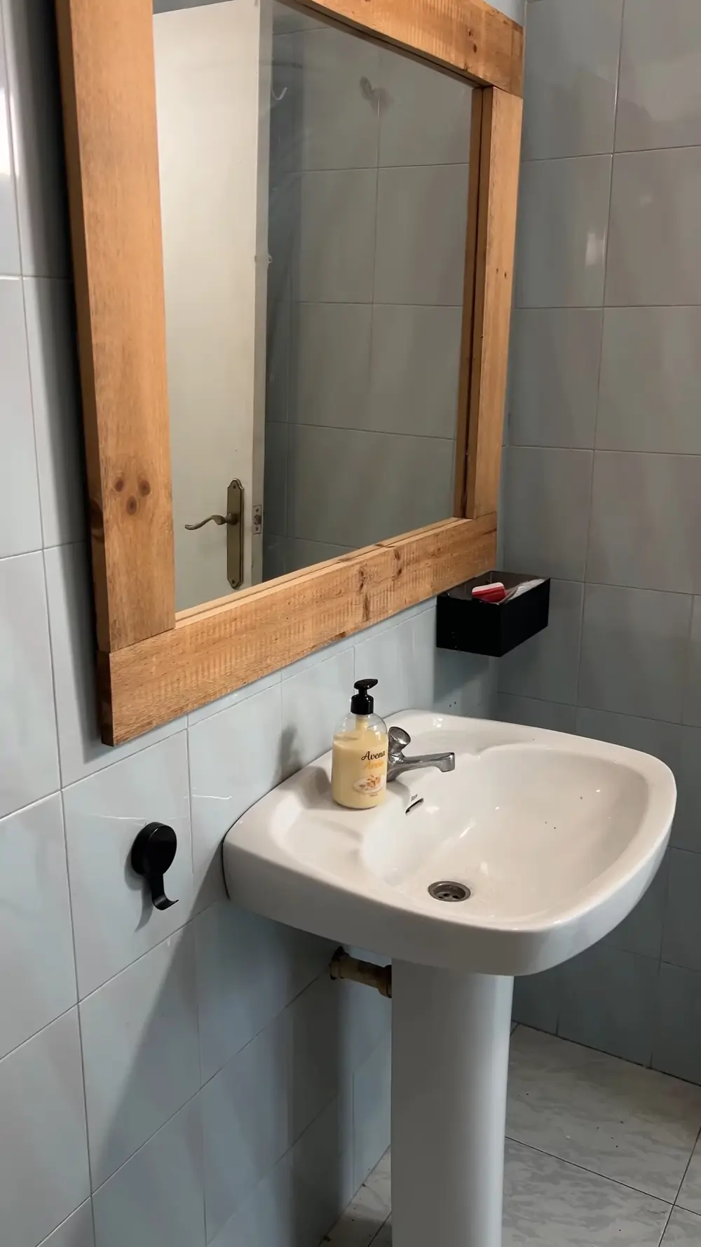 "Antes este baño pequeño estaba desfasado, ahora es un baño nuevo y ...