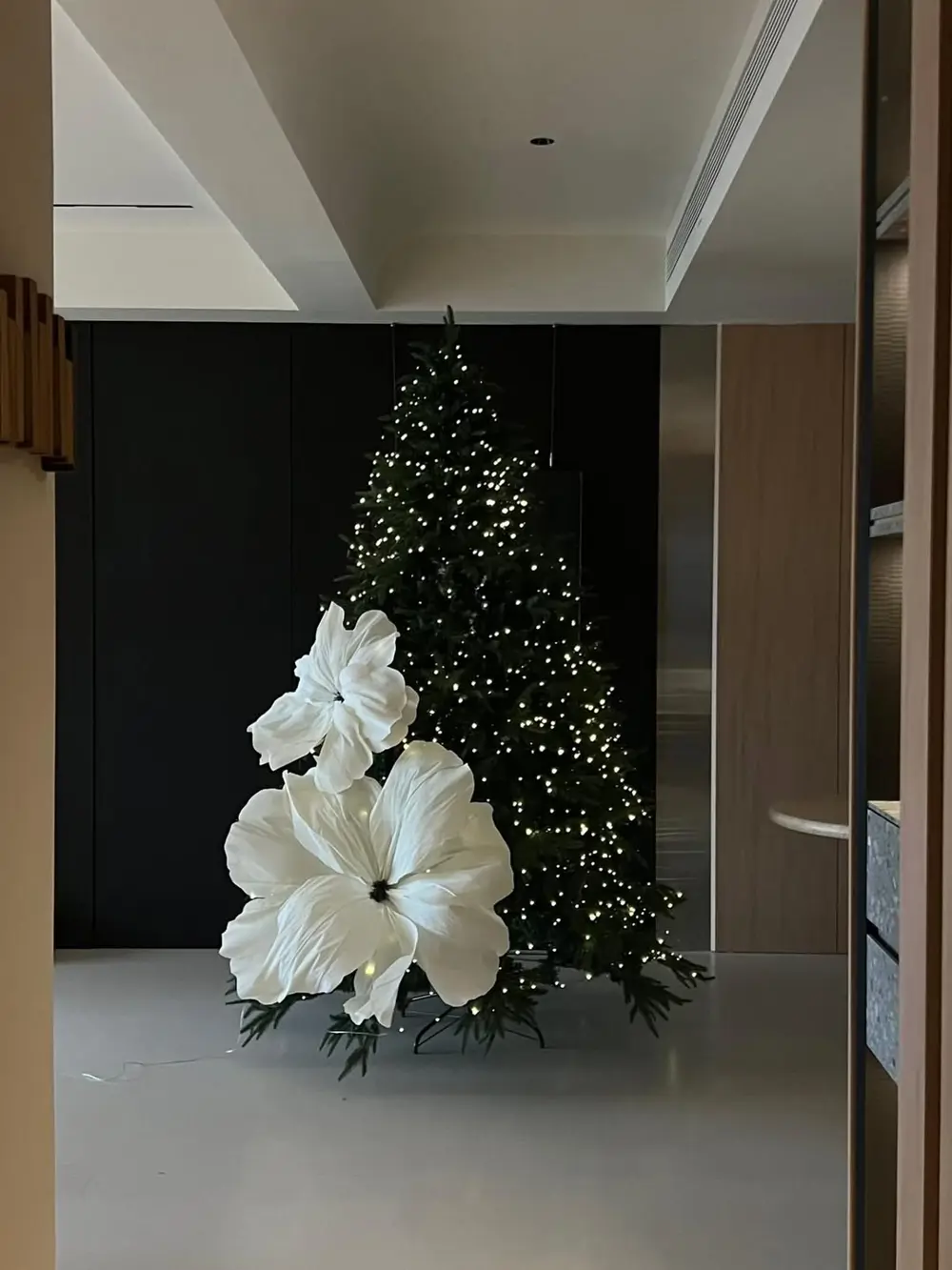 El árbol de Navidad más bonito del año se decora con flores XXL hechas ...