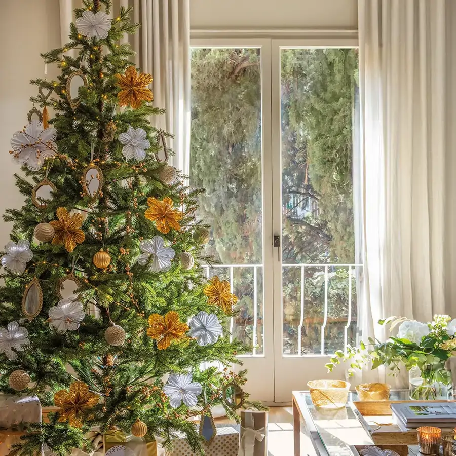 Esta pareja española con 5 hijos decide decorar el árbol de Navidad de ...