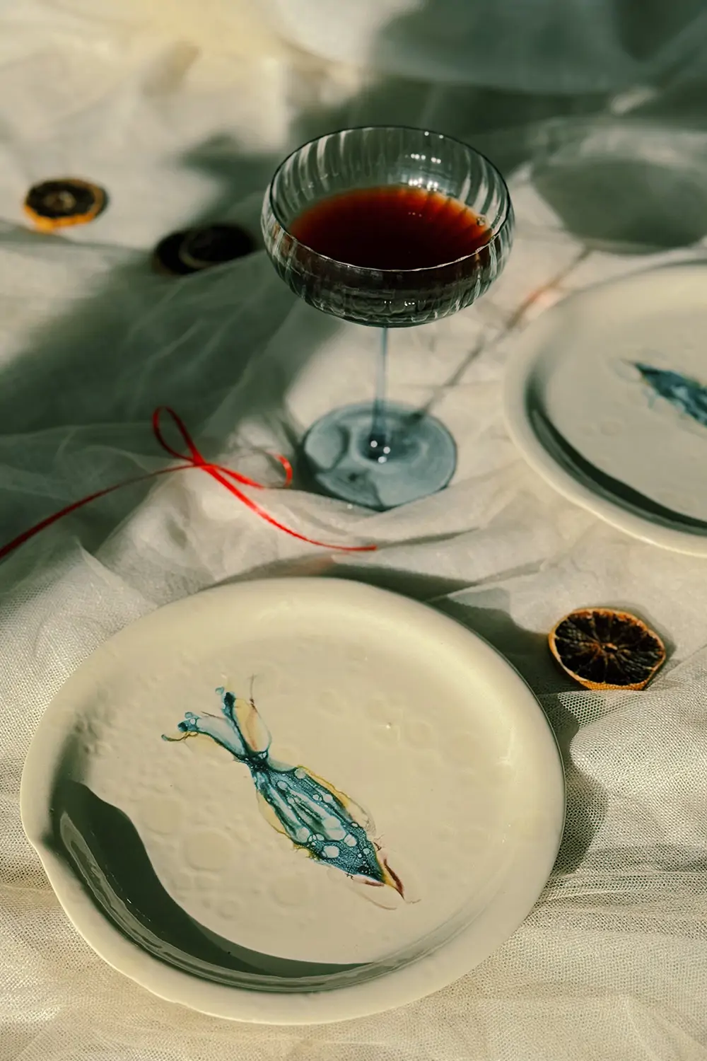 Más que vajillas: la cerámica pintada a mano que convierte cada comida ...