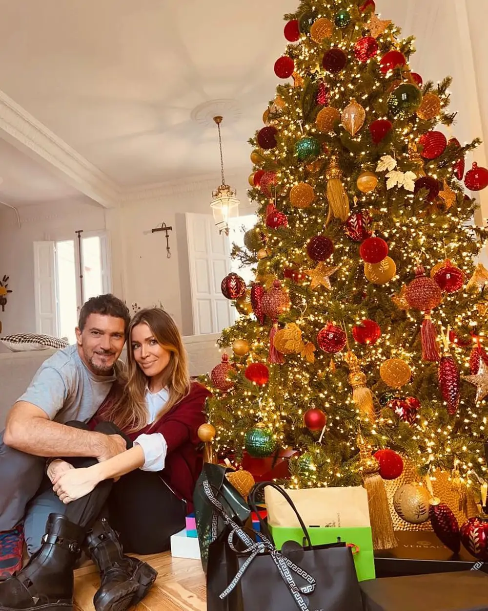 El salón de Antonio Banderas y Nicole Kimpel: paredes clásicas ...