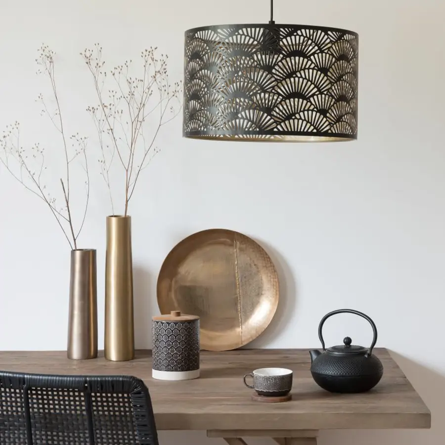 Maisons du Monde “regala” (por 29€) su lámpara de techo “tipo calado ...