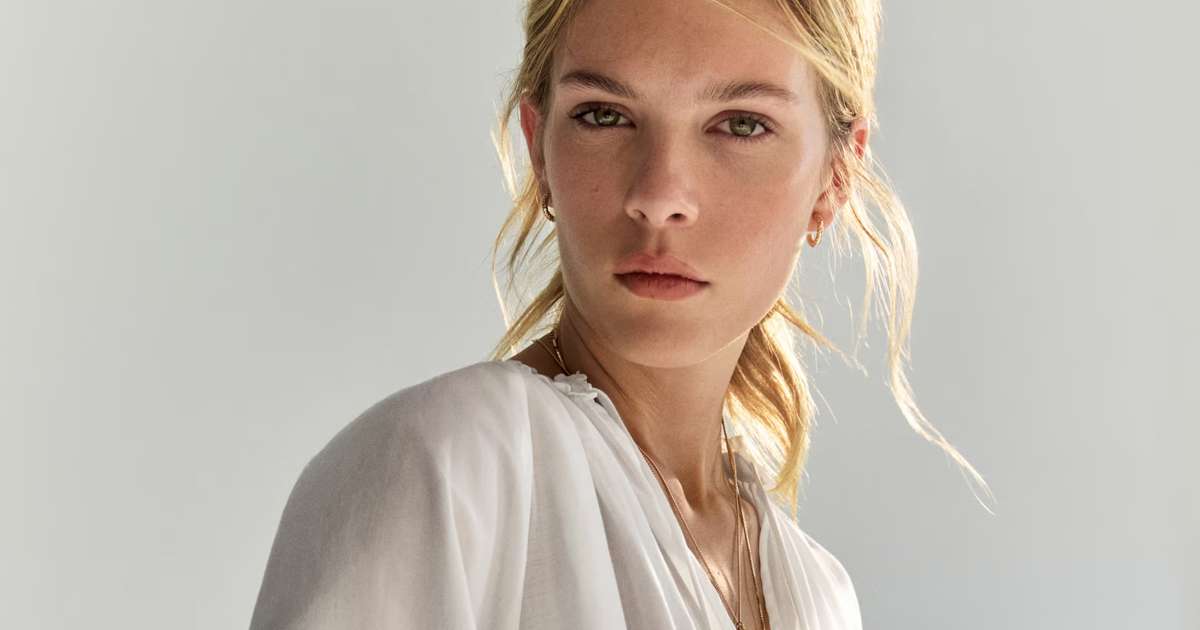 Cómo vestir a los 50: 5 blusas holgadas que tapan brazos, disimulan ...