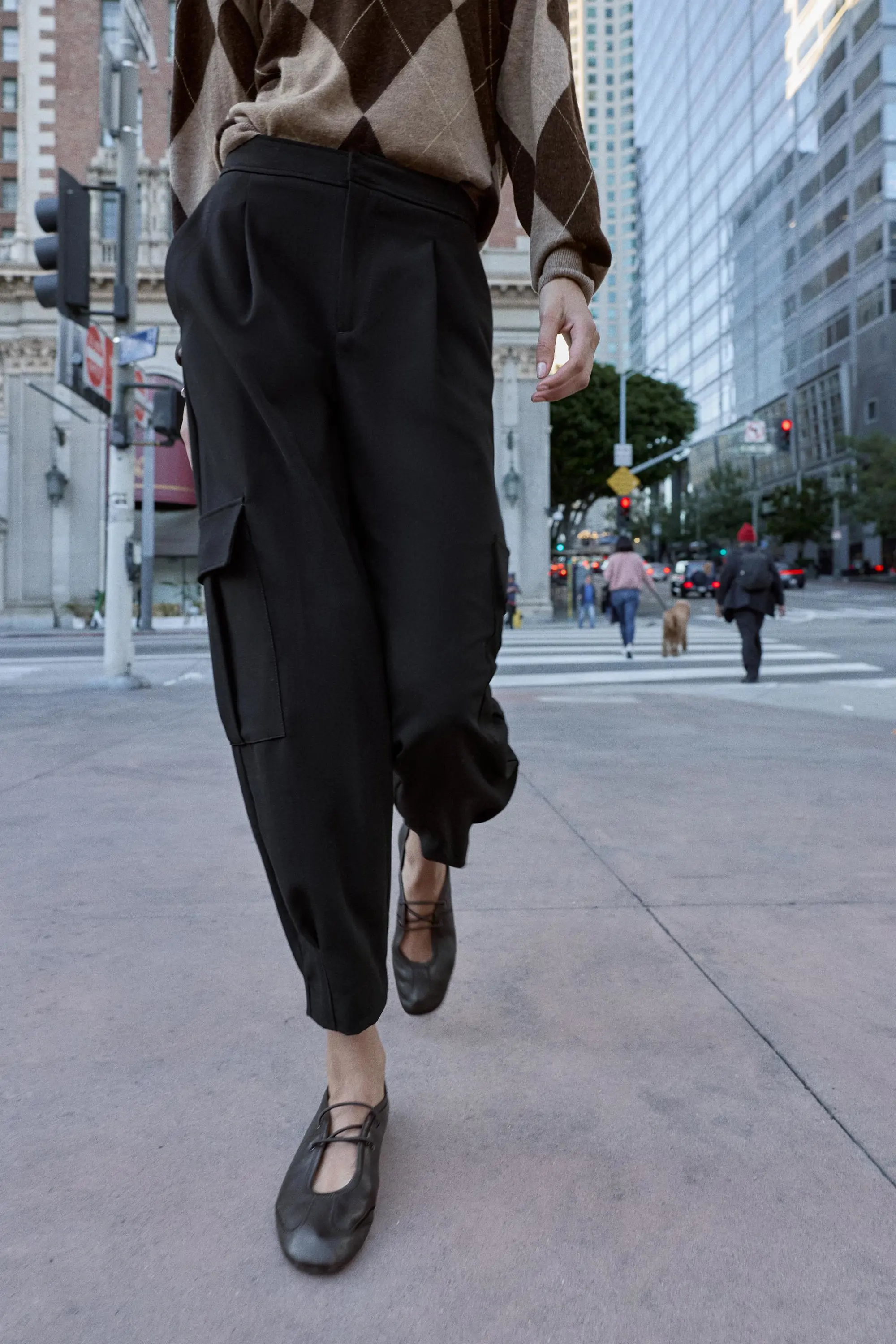 Los pantalones que Tamara Falcó ha puesto de moda y se agotan en Zara ...